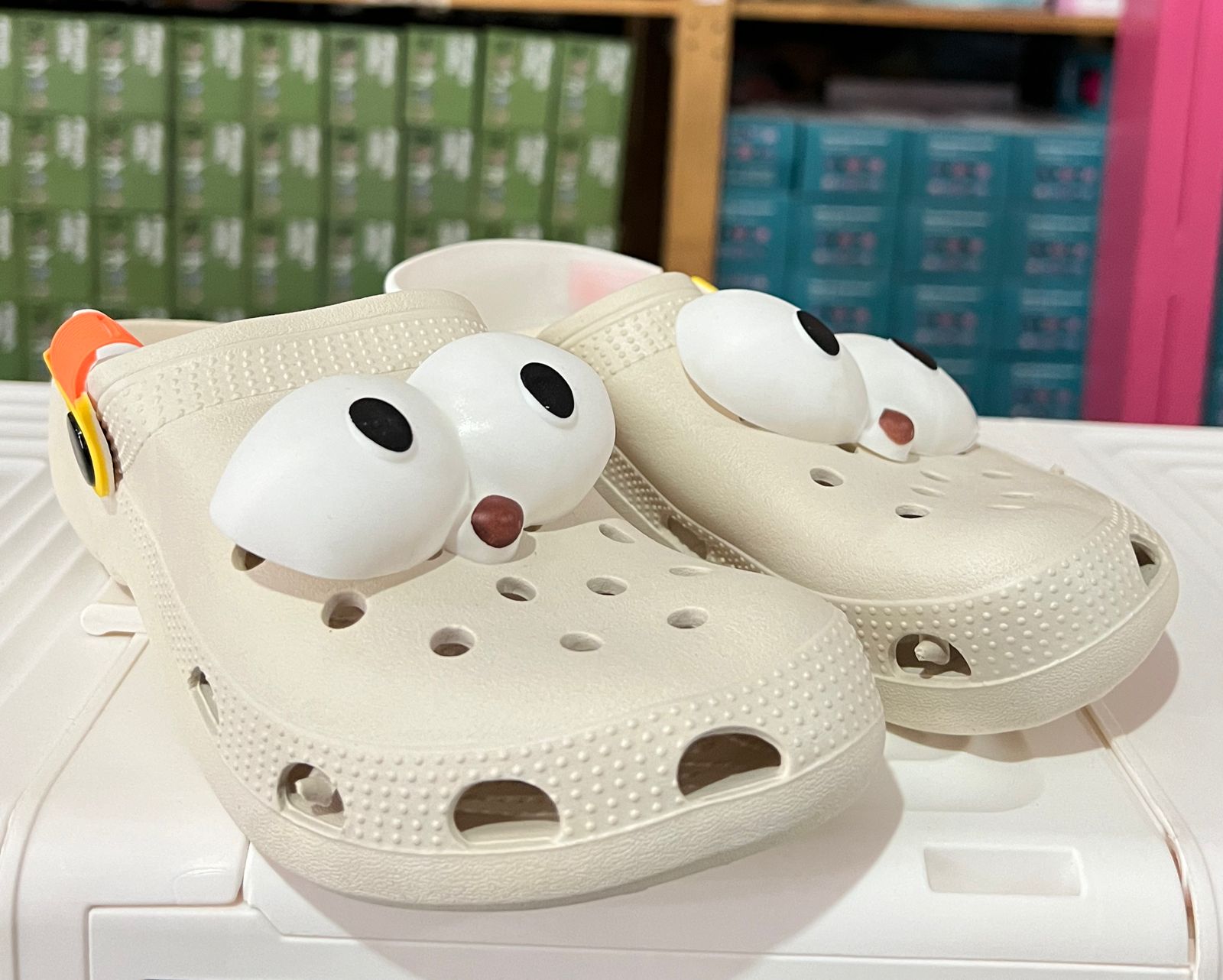 CROCS CON OJITOS 3D MODELO# 2196