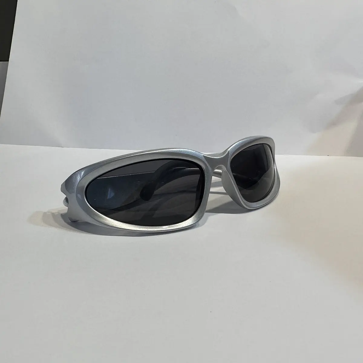 LENTES EN TENDENCIA GRIS NEGRO