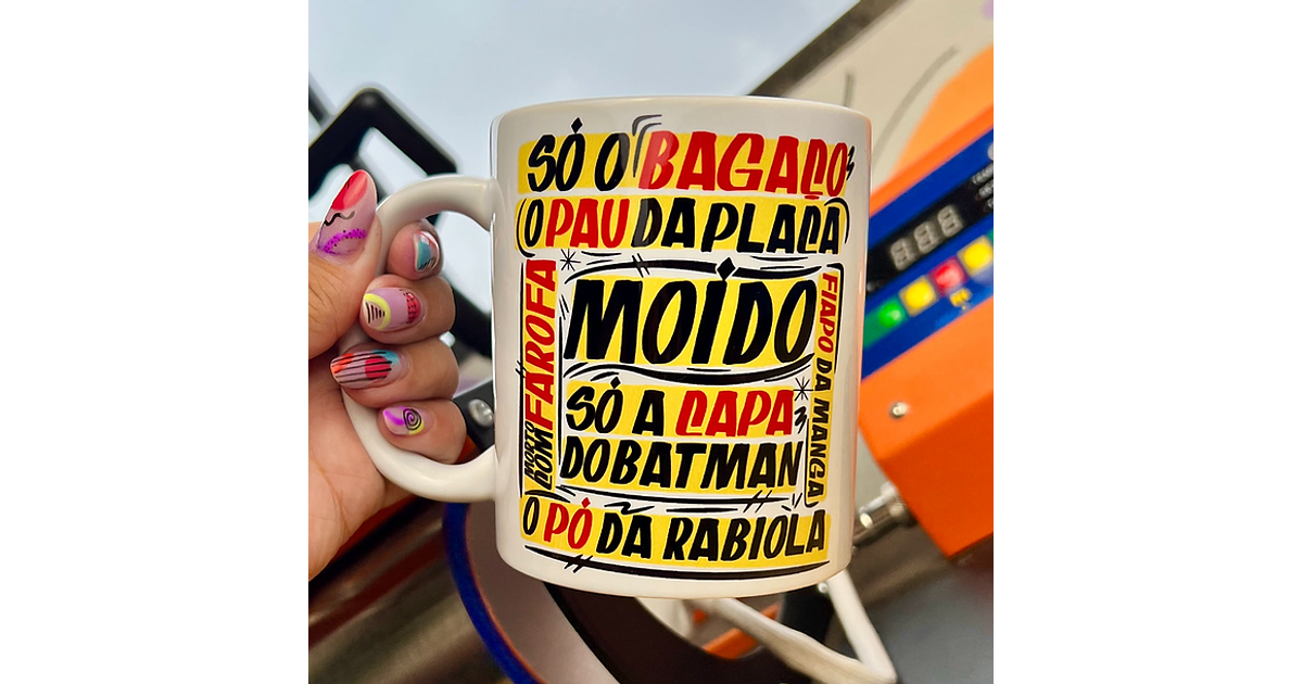 Arte para Caneca O pó da rabiola , só o bagaço, o pau da pla
