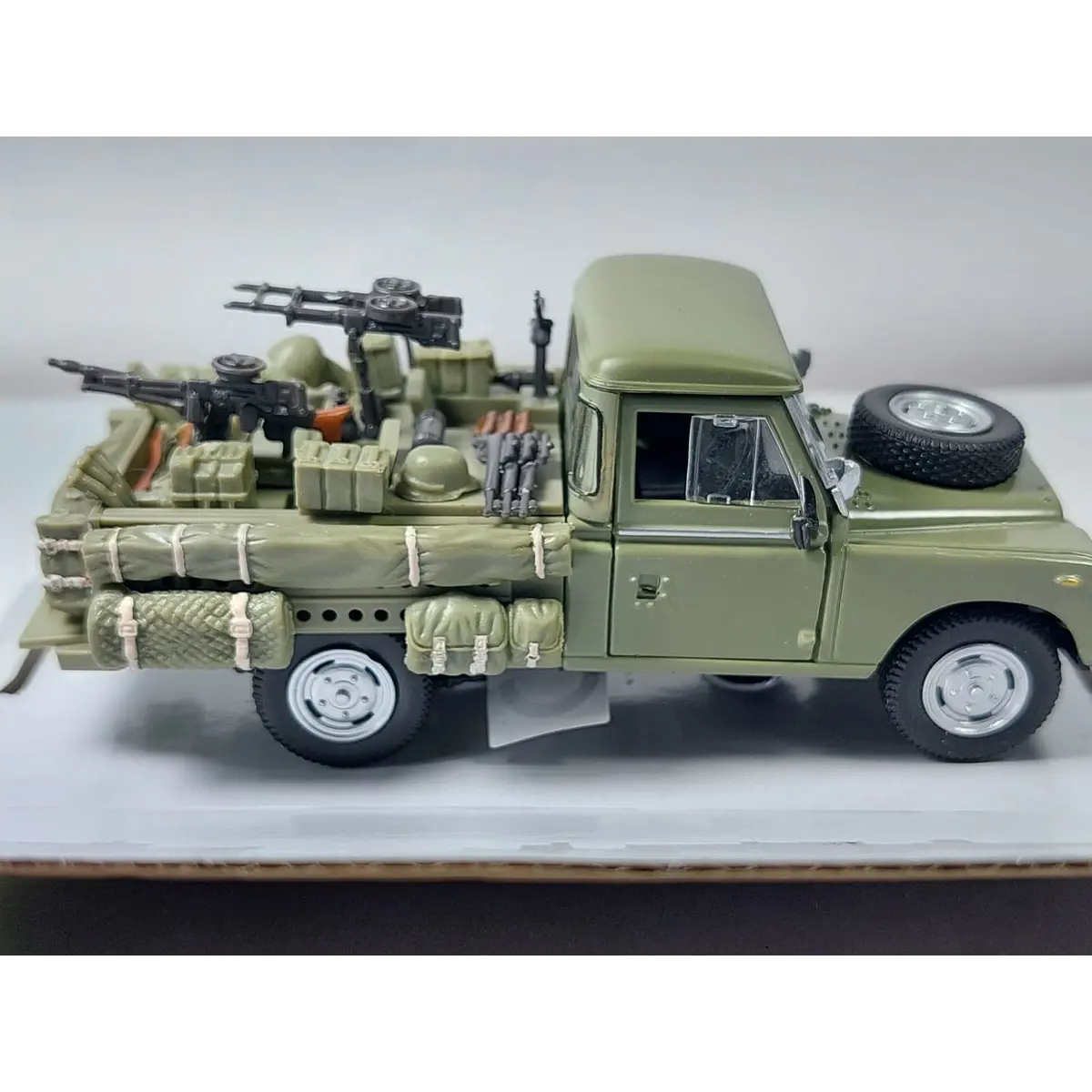 Land Rover serie III 109 artillado Escala 1/43 marca cararam