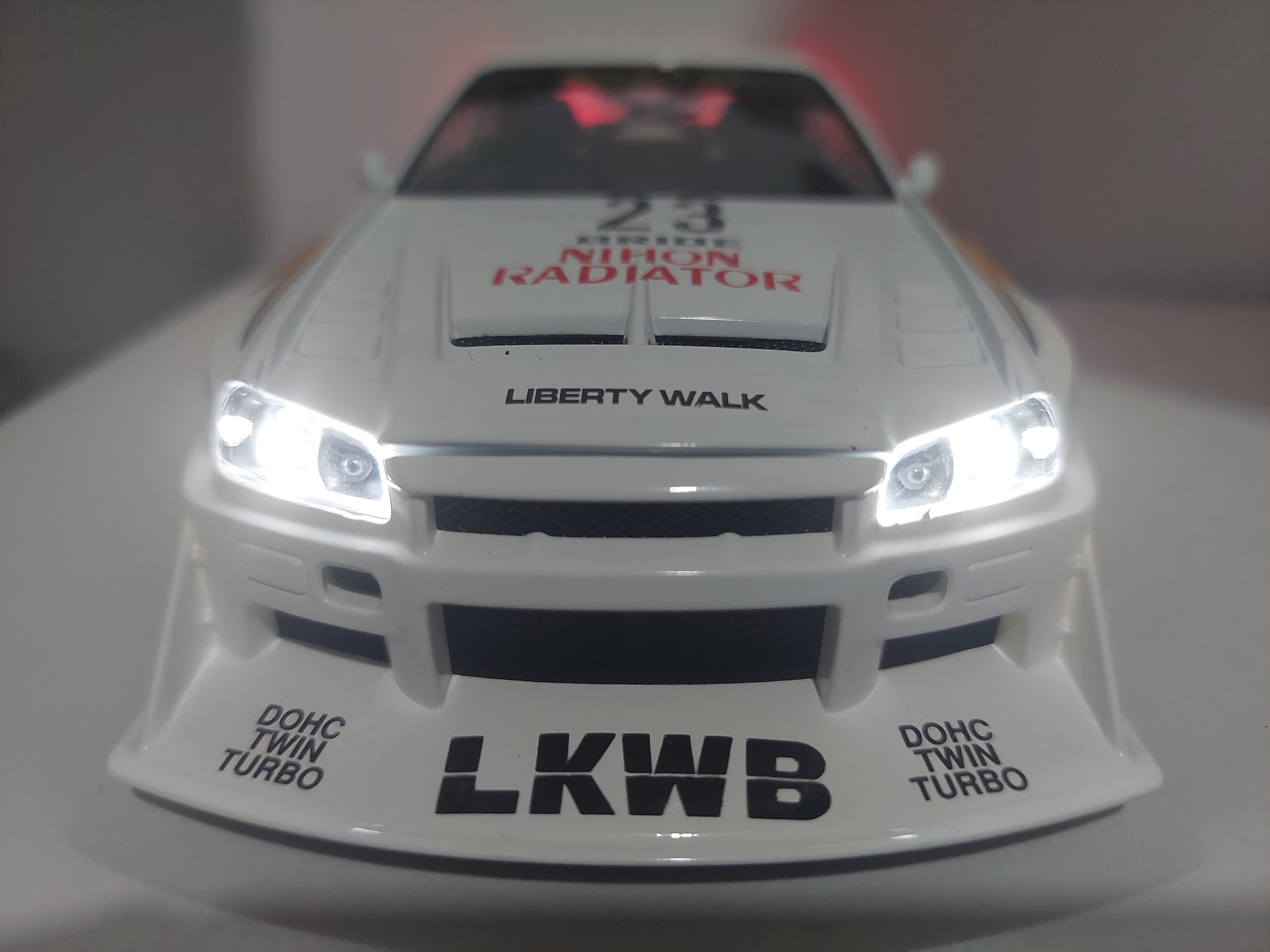 Nissan Skyline Gtr LKWB ESCALA 1:24 MARCA JINLIFANG, BLANCO
