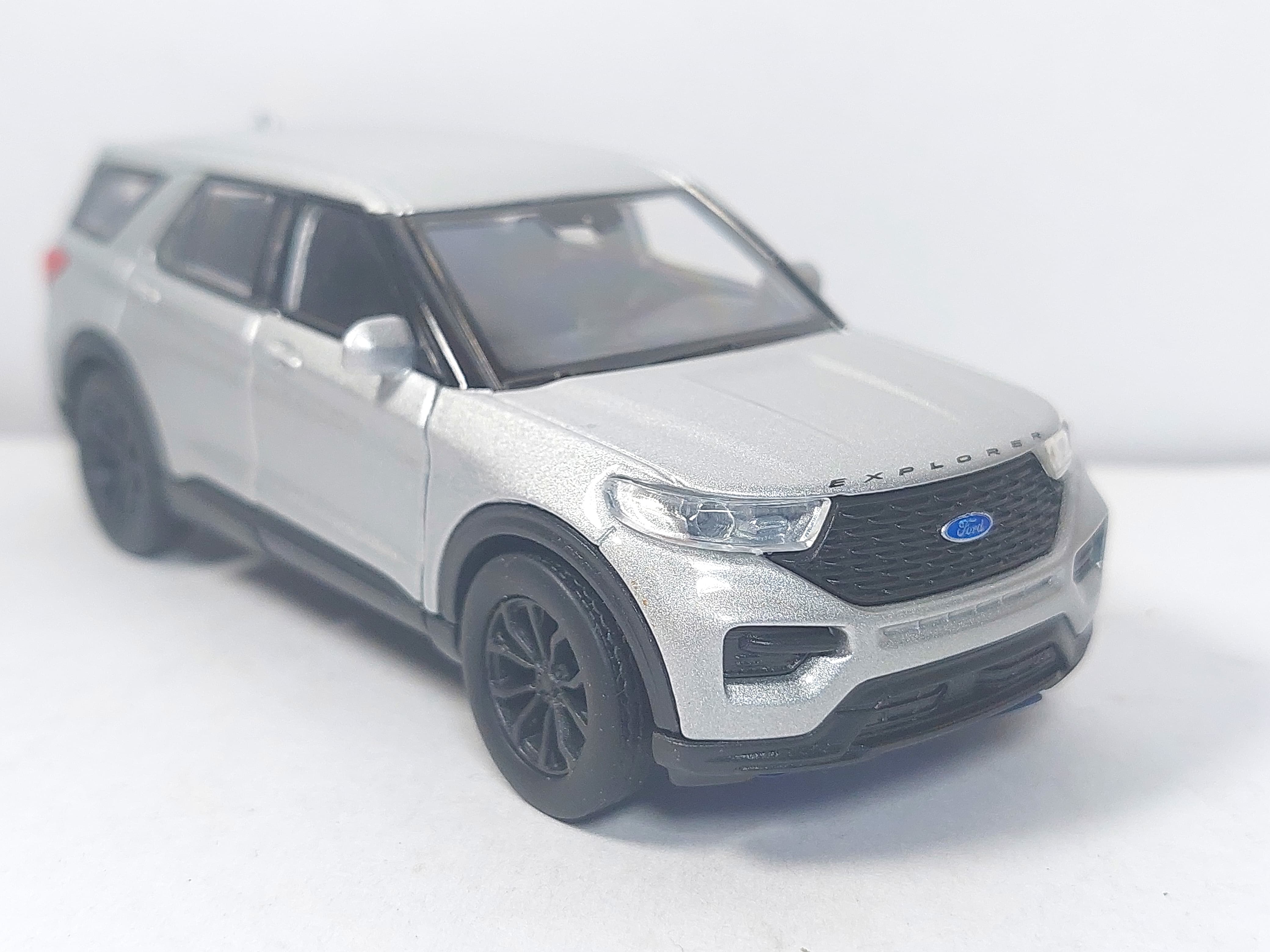 FORD Explorer plateada 2023 Escala 1-36 marca welly
