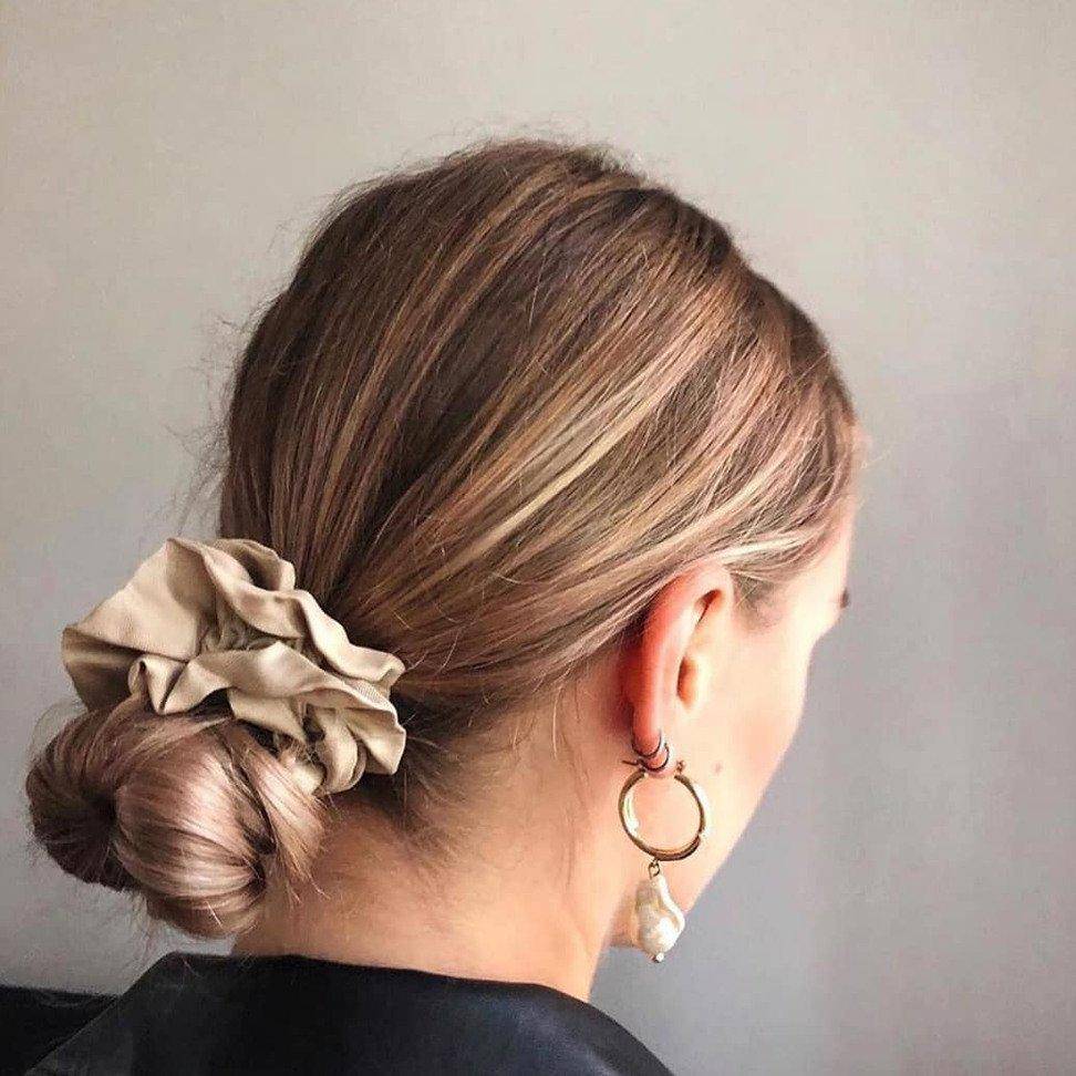 Scrunchie beige hermoso color elegante y sofisticado coleta