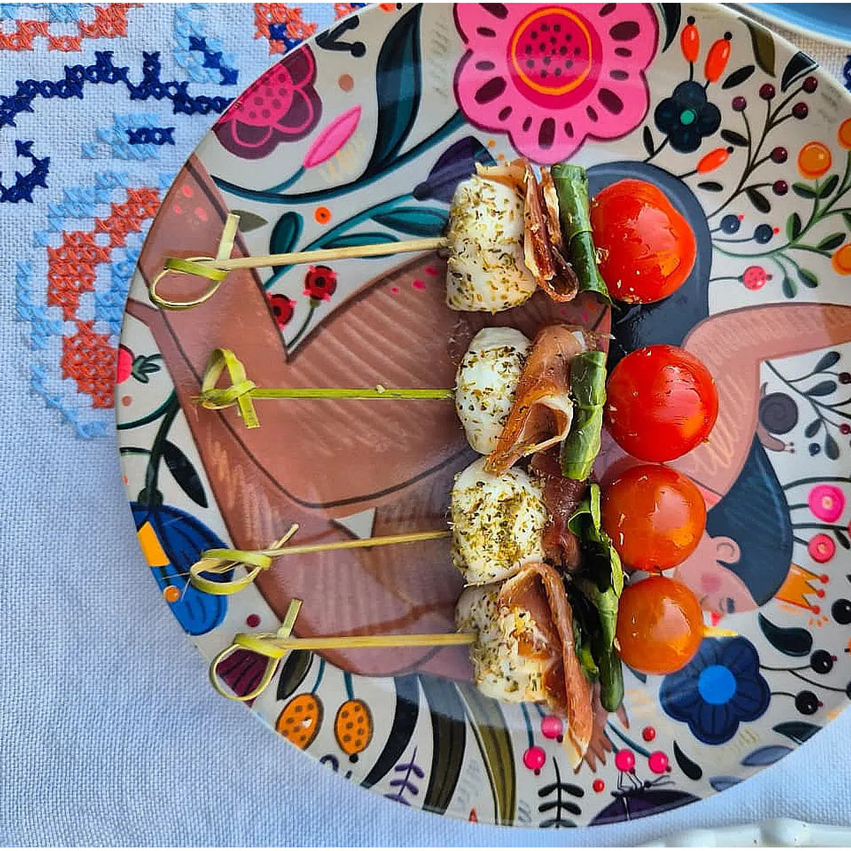 Brocheta Caprese con jamón serrano (20 unidades) | Valentina Klein ...