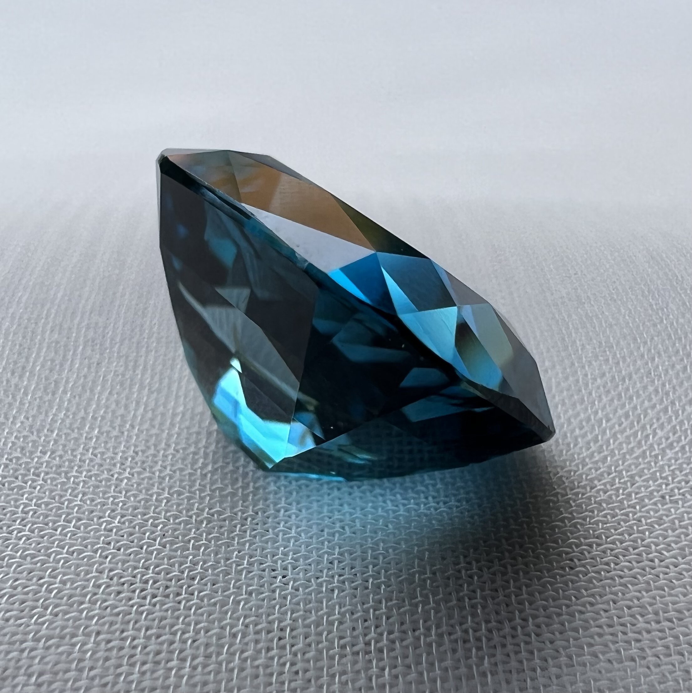 Topacio London Blue-6.90ct-12x10mm