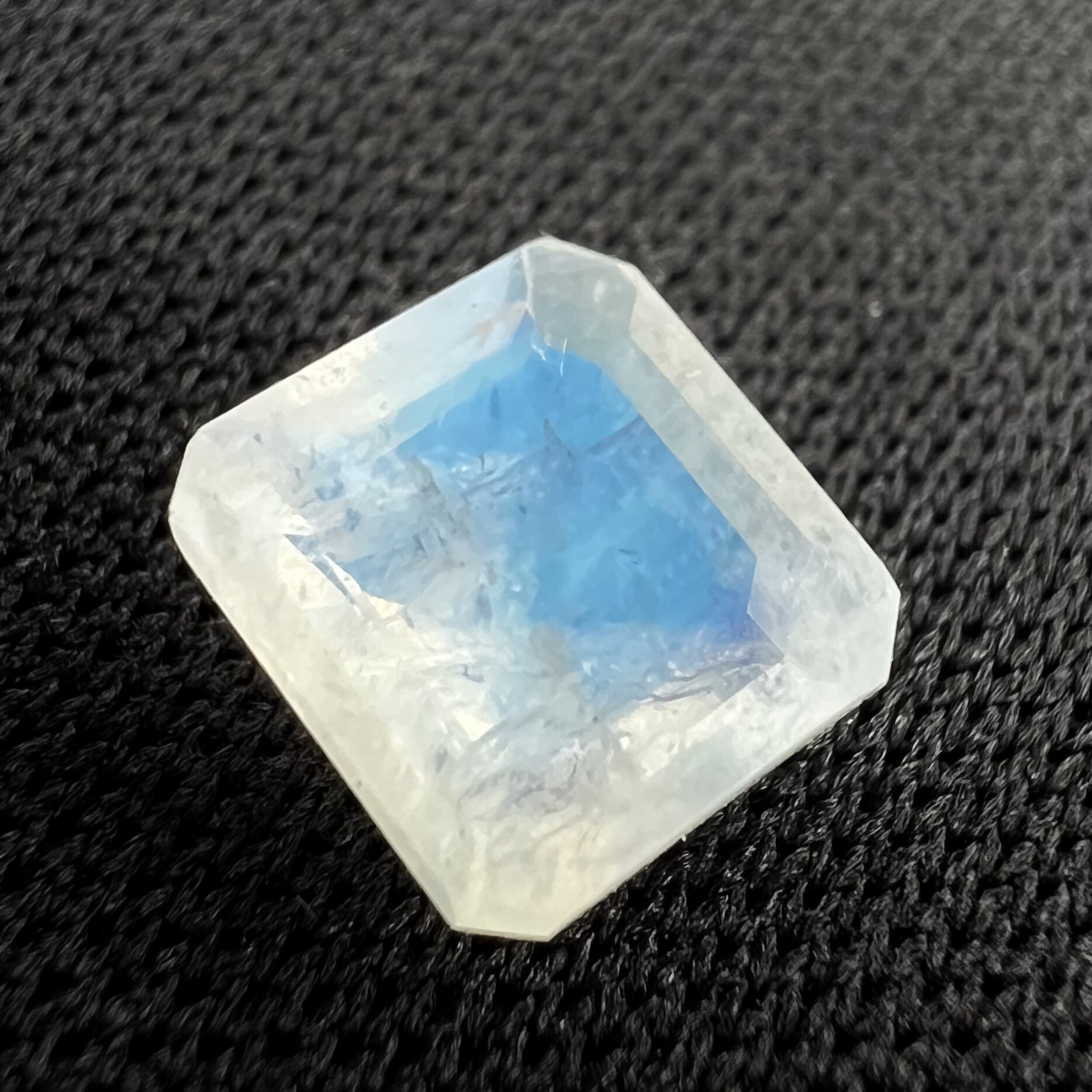 Piedra Luna-1.35ct-6.8x6.6mm