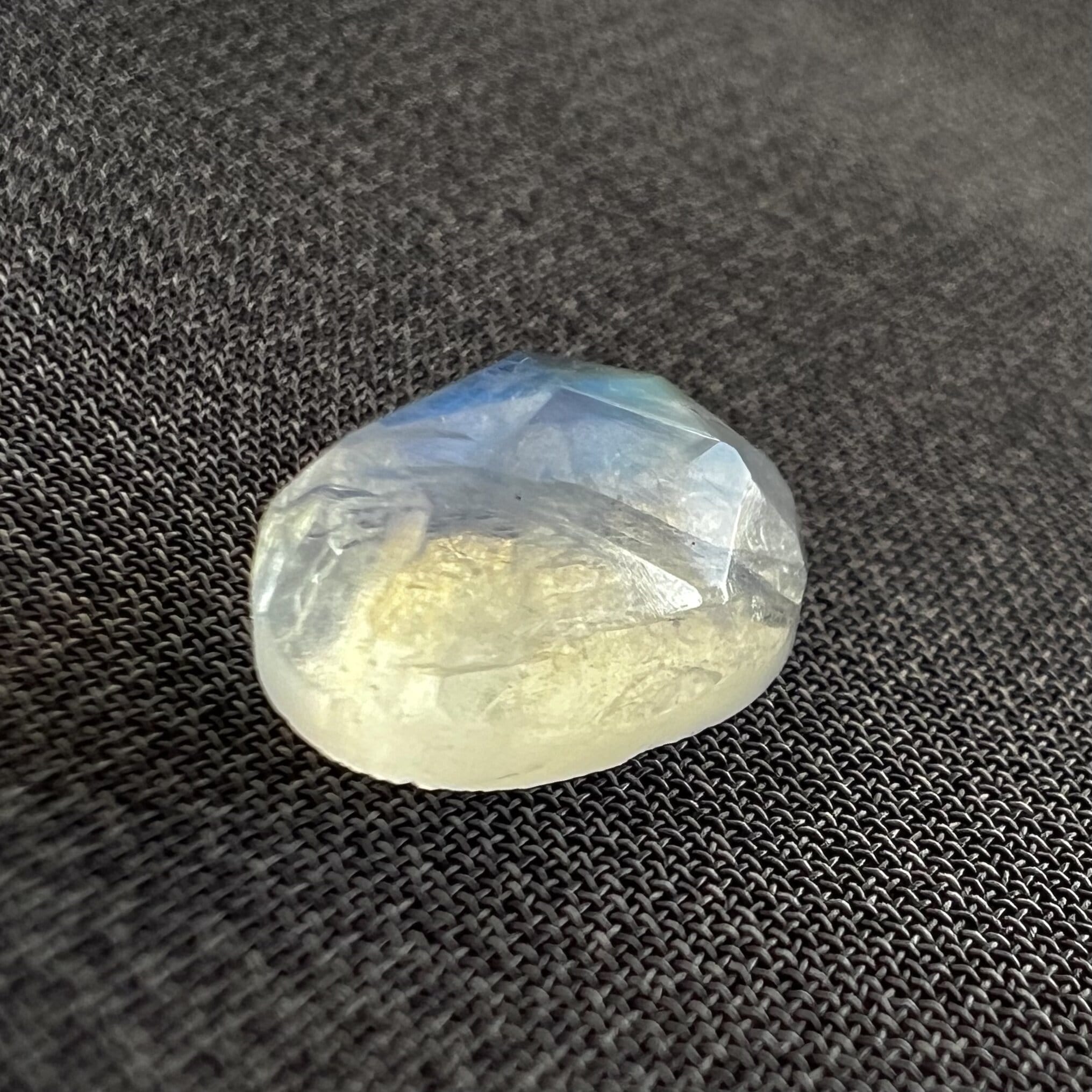 Piedra Luna-2.30ct-9.1x6.8x4.6mm