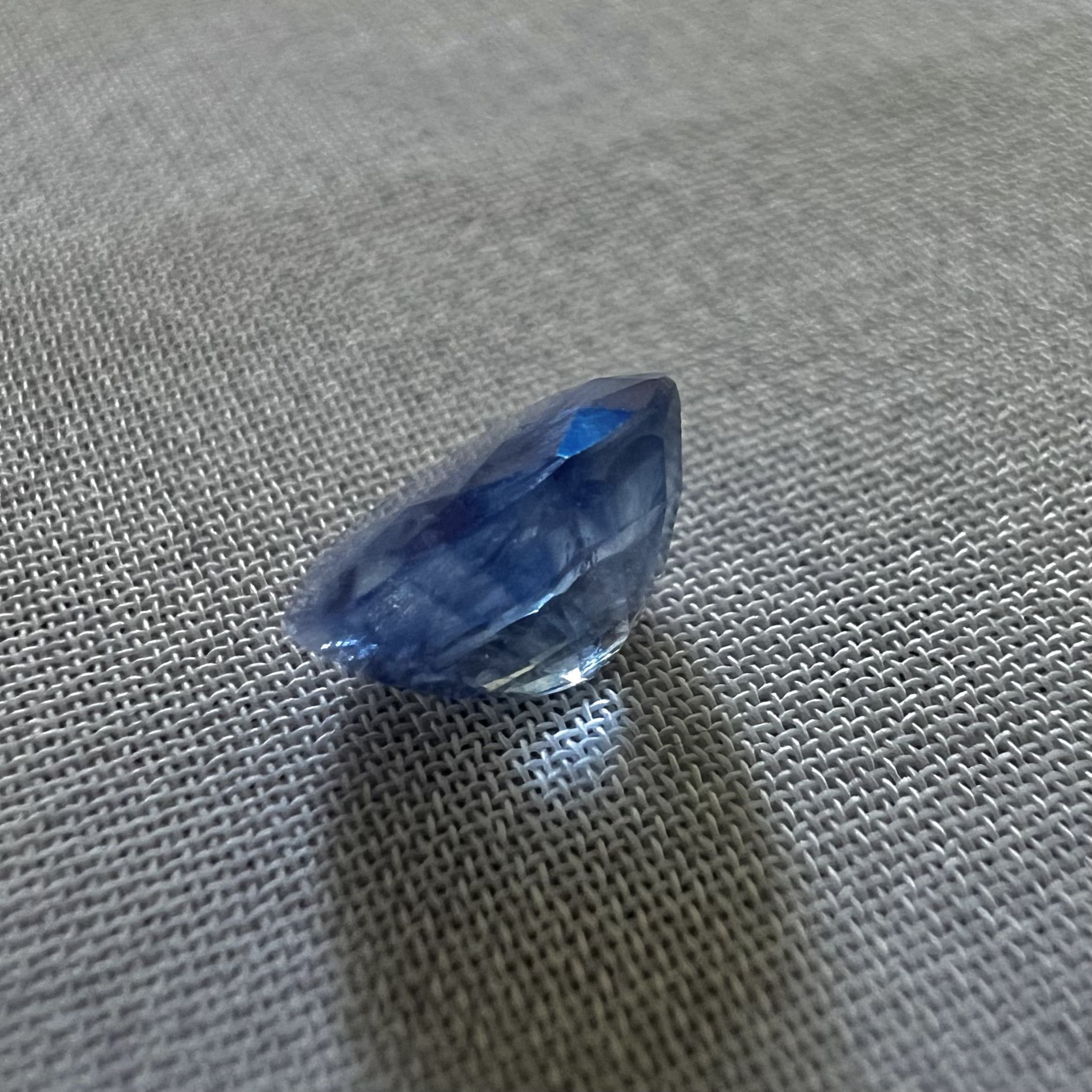 Zafiro natural de Sri Lanka-1.38ct-6.8x5.3x4mm
