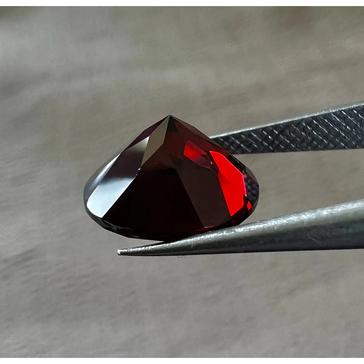 Granate Rojo-4.355ct-9.7x9.7x5.7mm | Versatto Gemas & Joyas