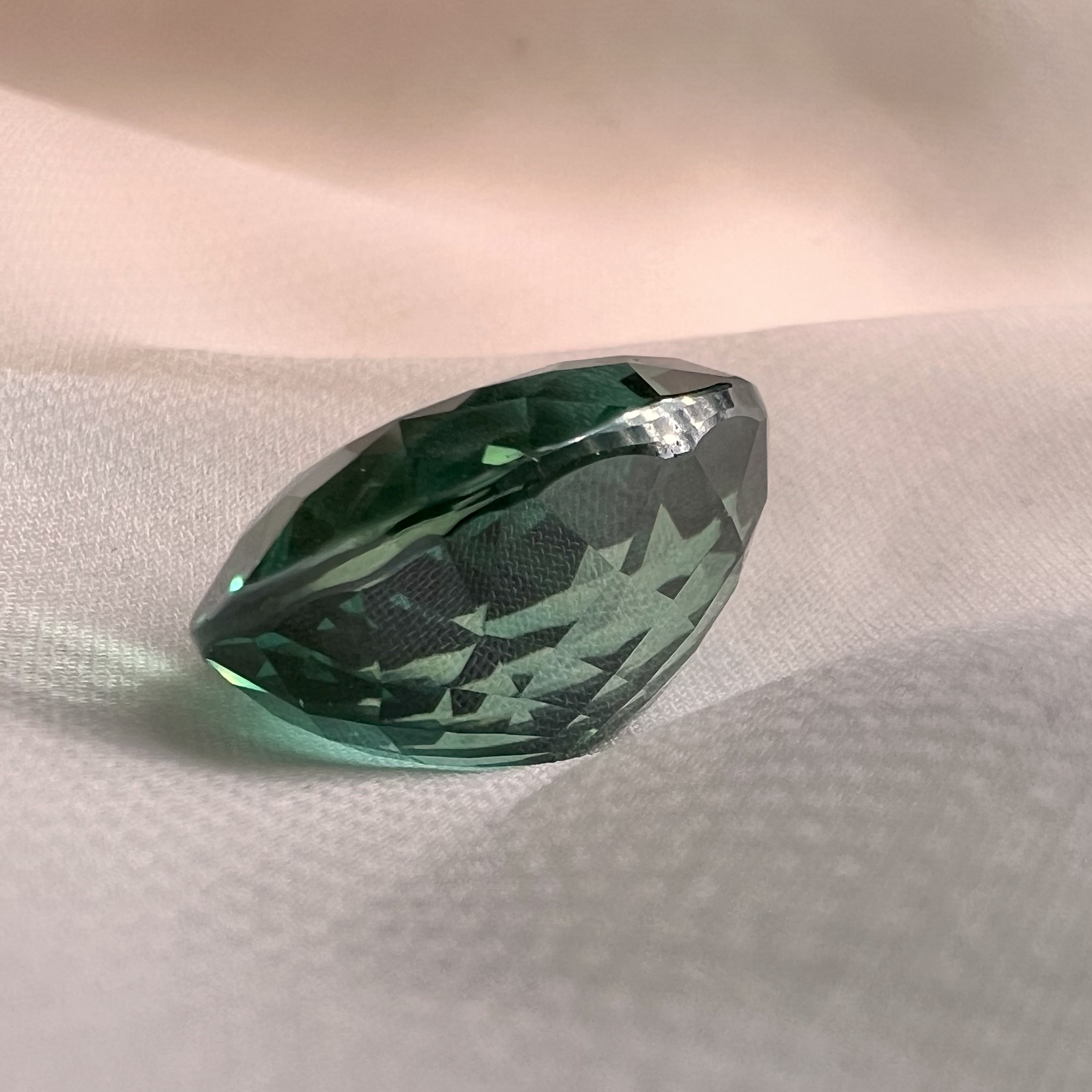 Topacio verde-24.060ct-16.7x15.2x10.1mm
