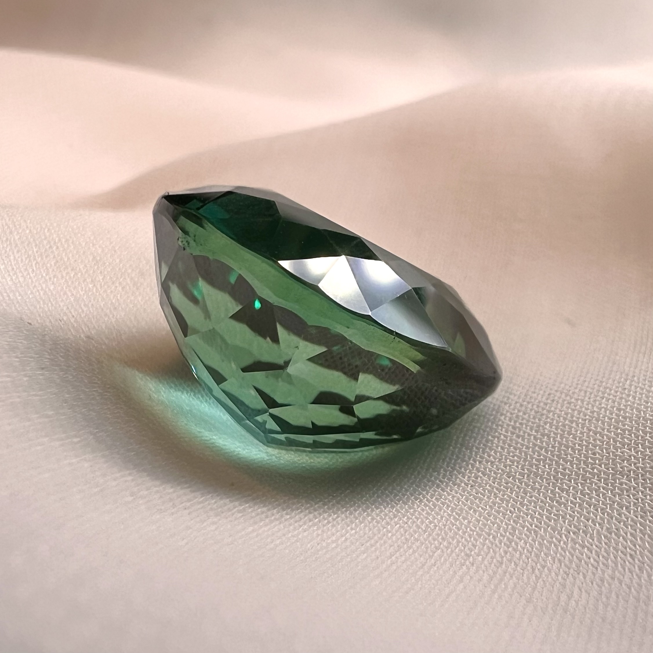 Topacio verde-24.060ct-16.7x15.2x10.1mm