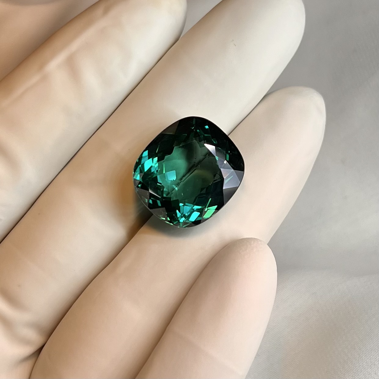 Topacio verde-24.060ct-16.7x15.2x10.1mm