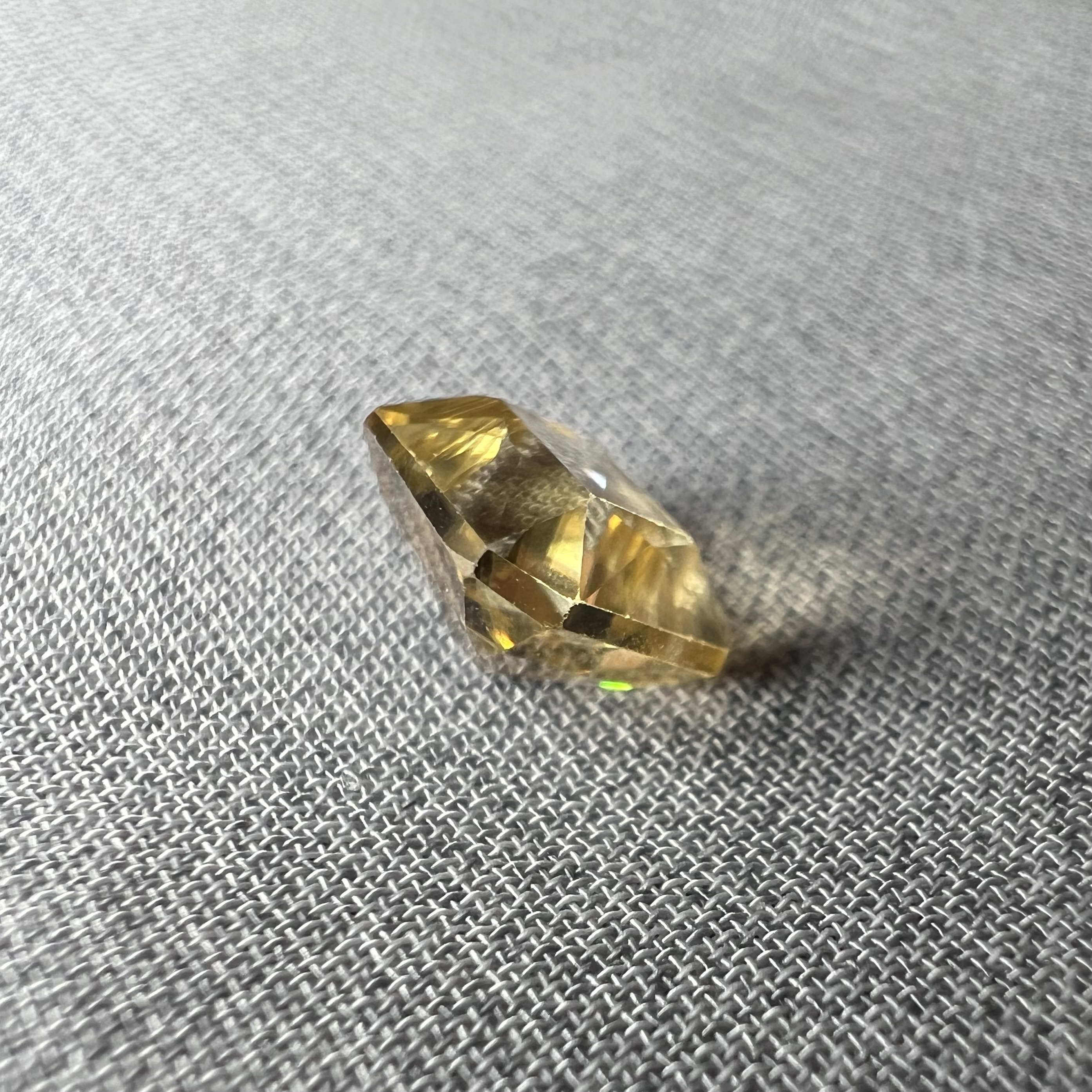 Circón natural gold-2.315ct-7.1x6.2x4.7mm