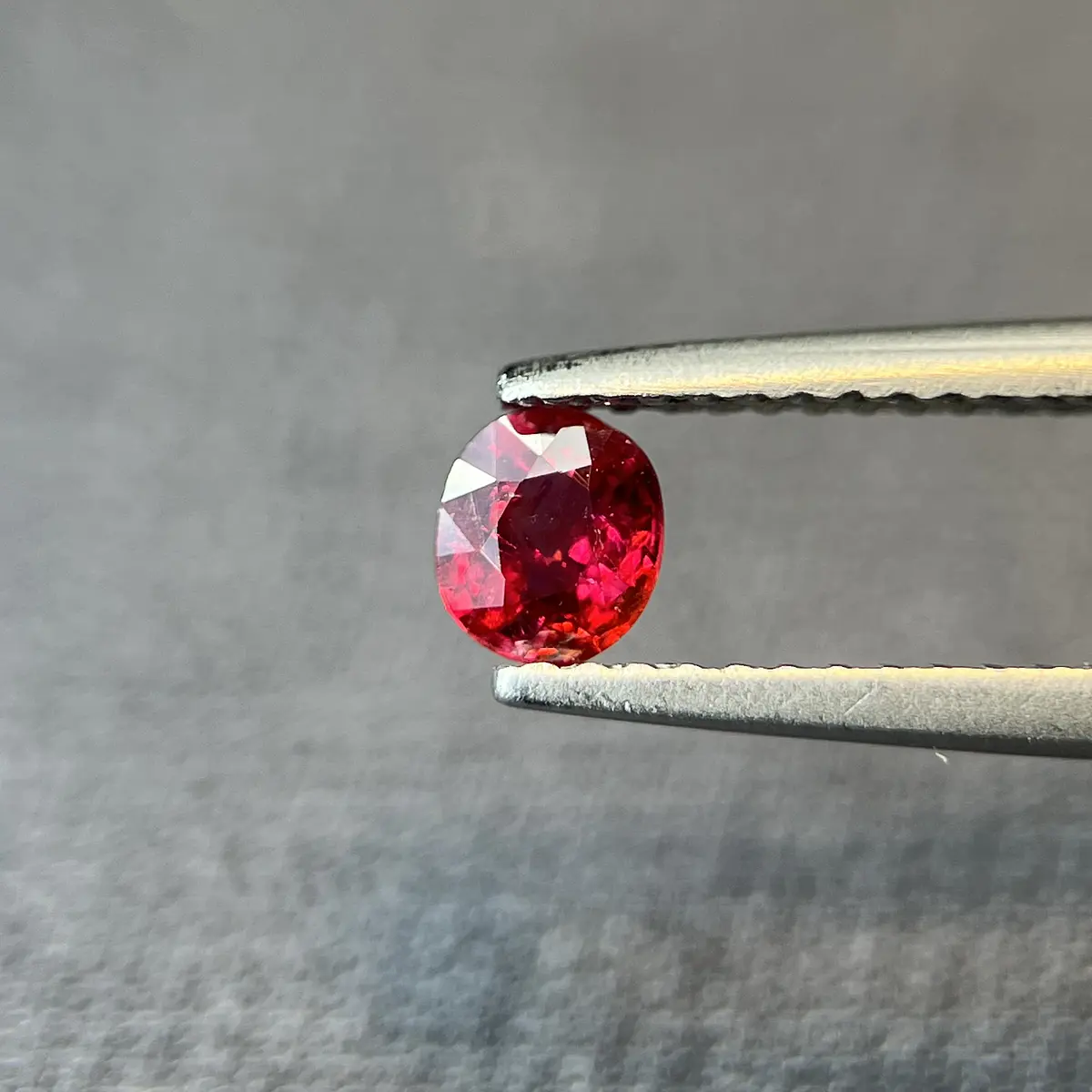 Rubí sangre de pichón-0.425ct-4.3x3.8x2.6mm | Versatto Gemas & Joyas