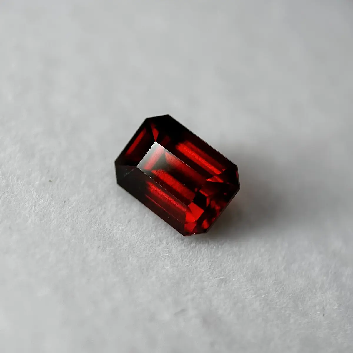 Granate rojo crimson GGI-2.68ct-7.80x7.31x5.46mm | Versatto Gemas & Joyas
