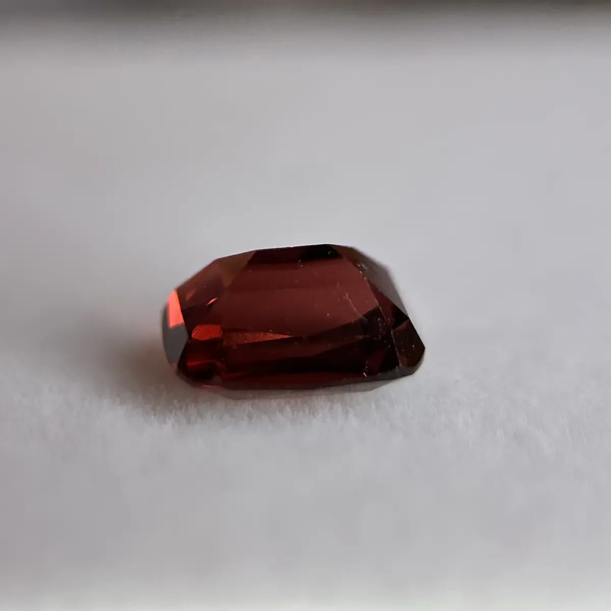 Granate rojo crimson-2.58ct-8.39x6.10x4.87mm | Versatto Gemas & Joyas